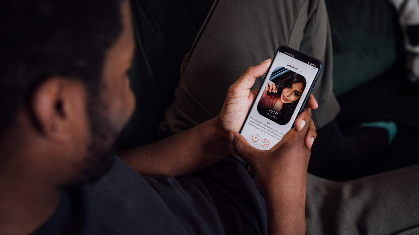 Why Australians Are Swiping Left On Dating Apps, Expert Explains
